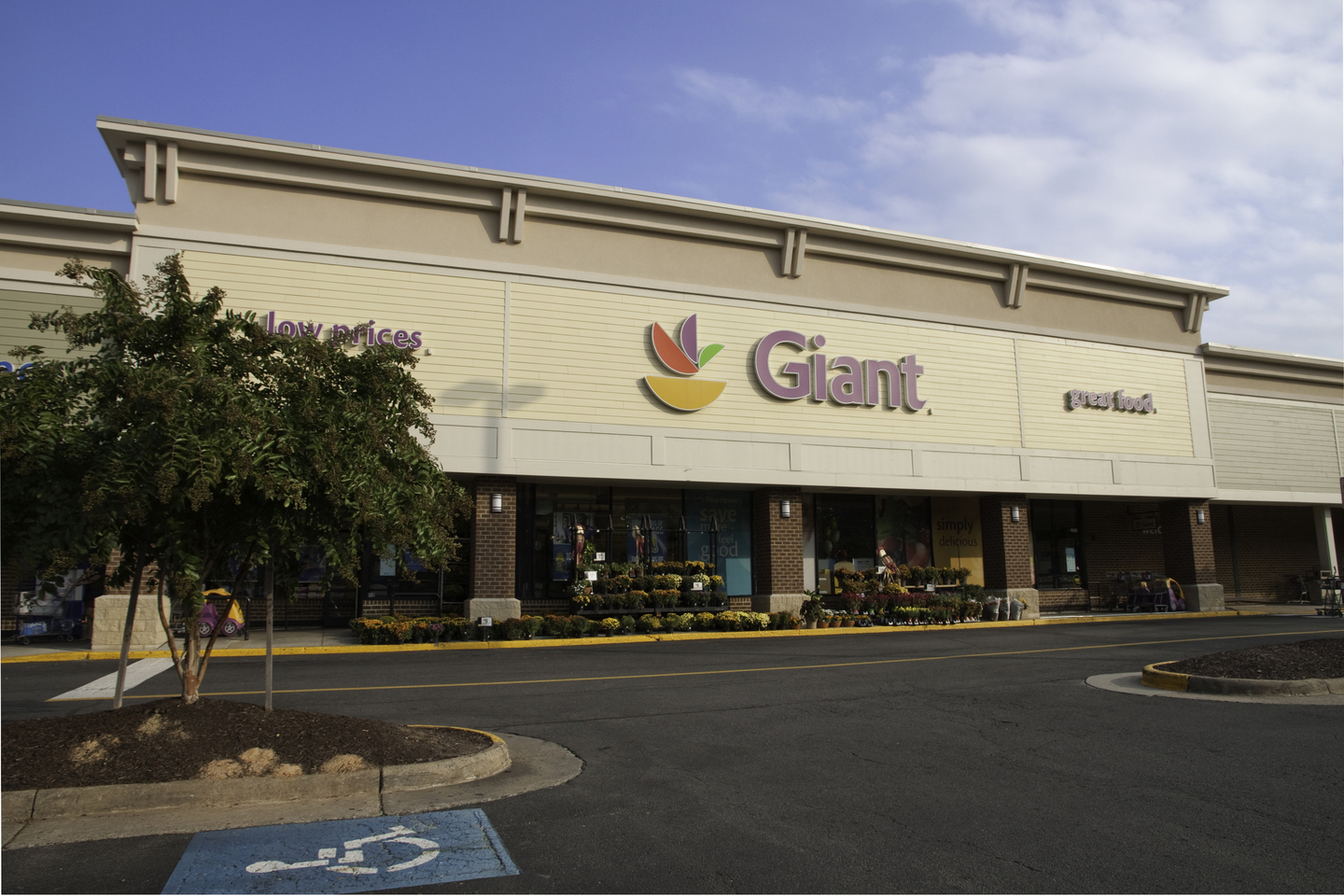 Fox Mill Shopping Center | First Washington | First Washington